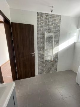 Bartha Alexandra ingatlanértékesítő | Duna House